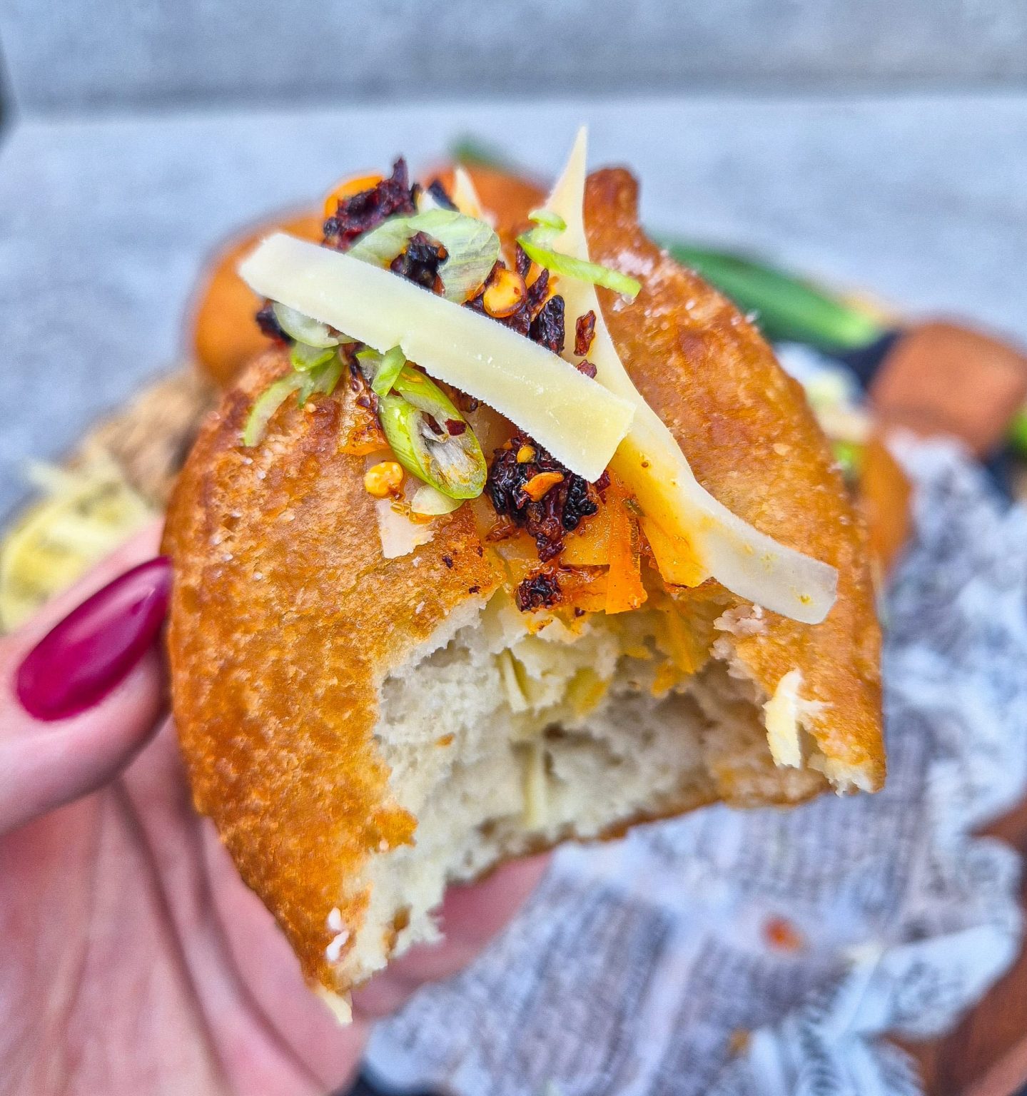 Kaasoliebol met crispy chili olie - Koken met liefde